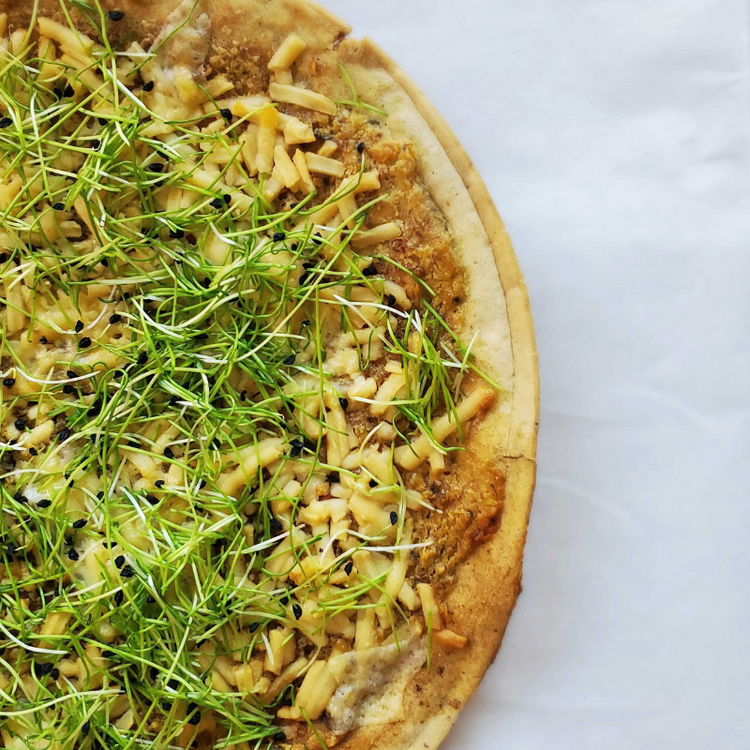 Garlicky Chive & Cheese Pizza – Hamama